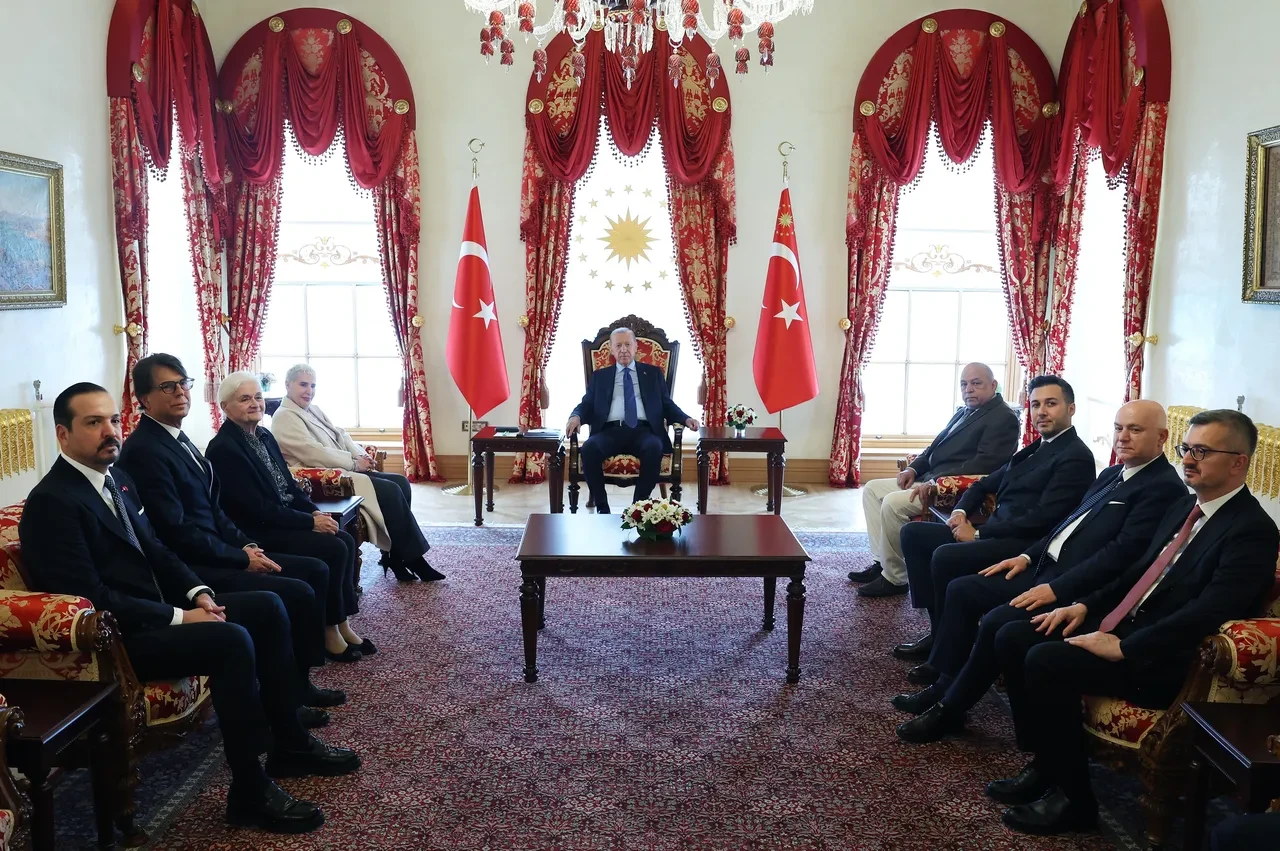 Cumhurbaşkanı Erdoğan, Adnan Menderes ve dava arkadaşlarının ailelerini ...