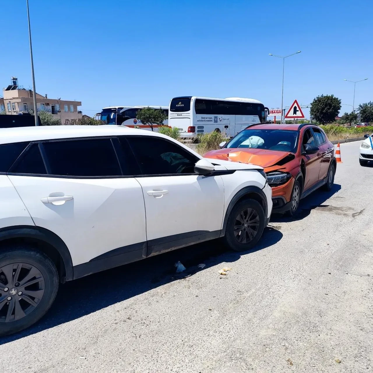 İki araç kafa kafaya çarpıştı! Sürücülerden biri hem ehliyetsiz hem de ...
