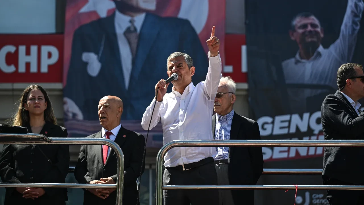 Özgür Özel, ABD dergisine yazdı! Yine şikayet etti: "Türkiye'de ...