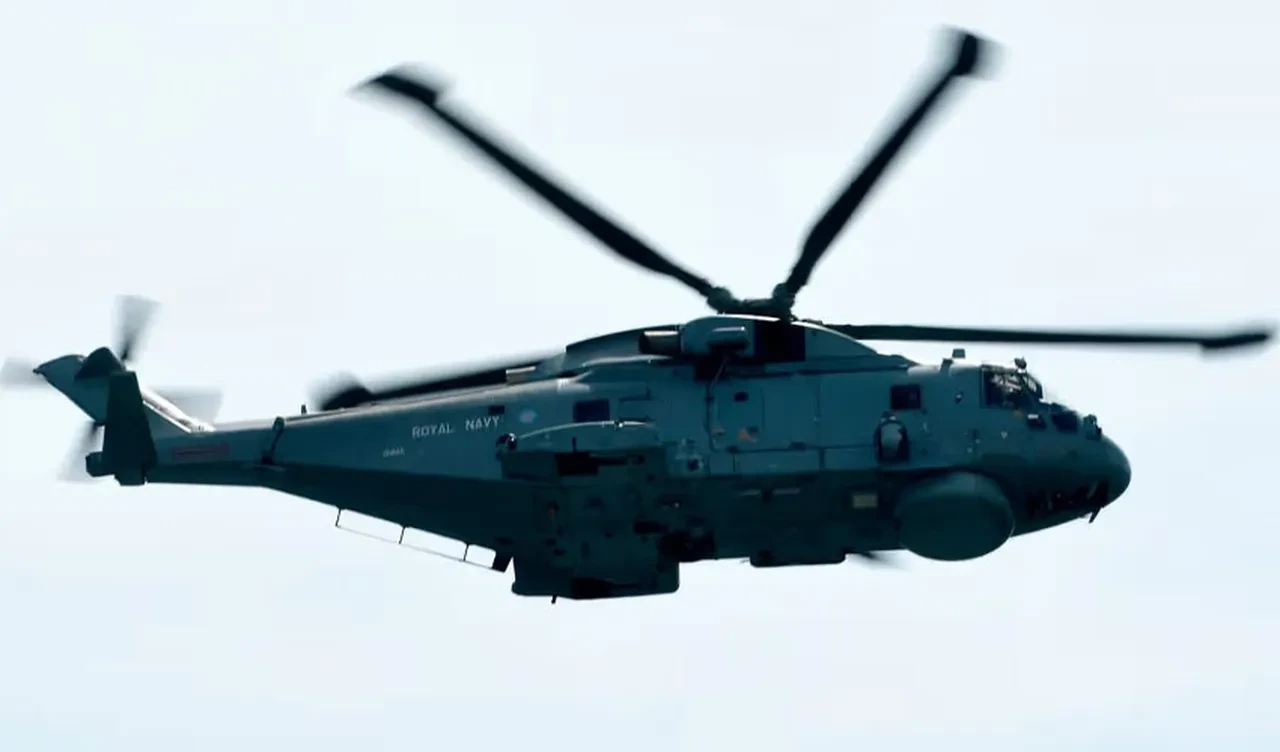 İngiliz Kraliyet Donanması'na ait bir helikopter tarlaya düştü | TGRT Haber