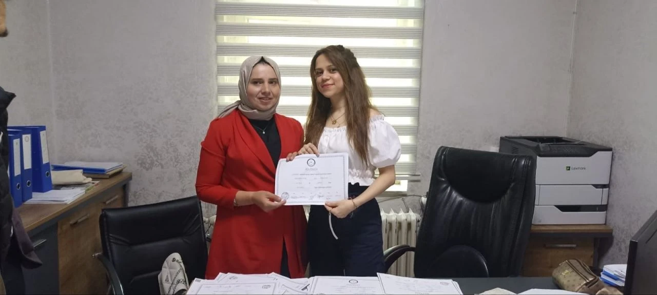 Sason'un ilk kadın muhtarı göreve başladı: İlk işi bakın ne oldu | TGRT ... Sason'un ilk kadın muhtarı göreve başladı: İlk işi bakın ne oldu | TGRT ...