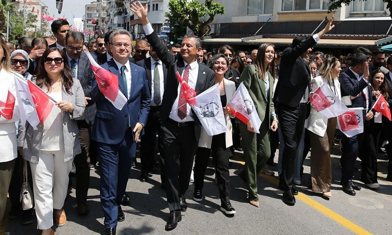 CHP lideri Özgür Özel, mesir macunlarını halka saçtı | TGRT Haber CHP lideri Özgür Özel, mesir macunlarını halka saçtı | TGRT Haber