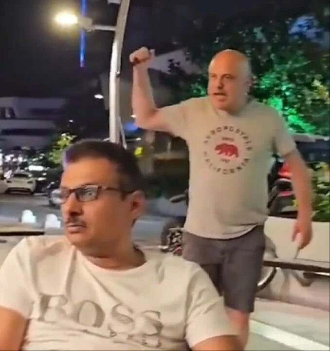 Provokasyondan yeni görüntüler! Arap iş adamlarına bıçaklı tehdit ... Provokasyondan yeni görüntüler! Arap iş adamlarına bıçaklı tehdit ...